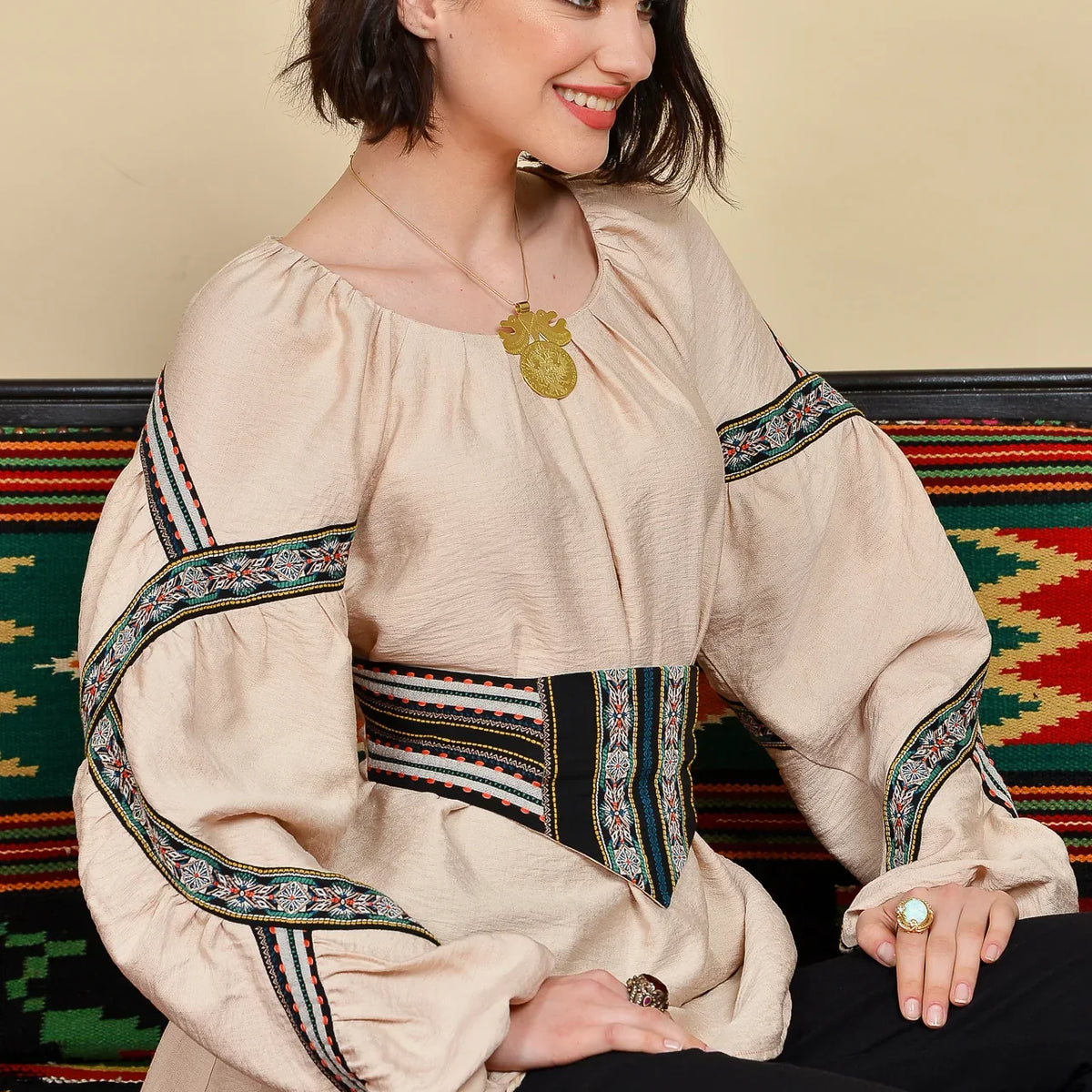 Bluze traditionale stilizate – Cum porti cu stil ia romaneasca – Iiana ...