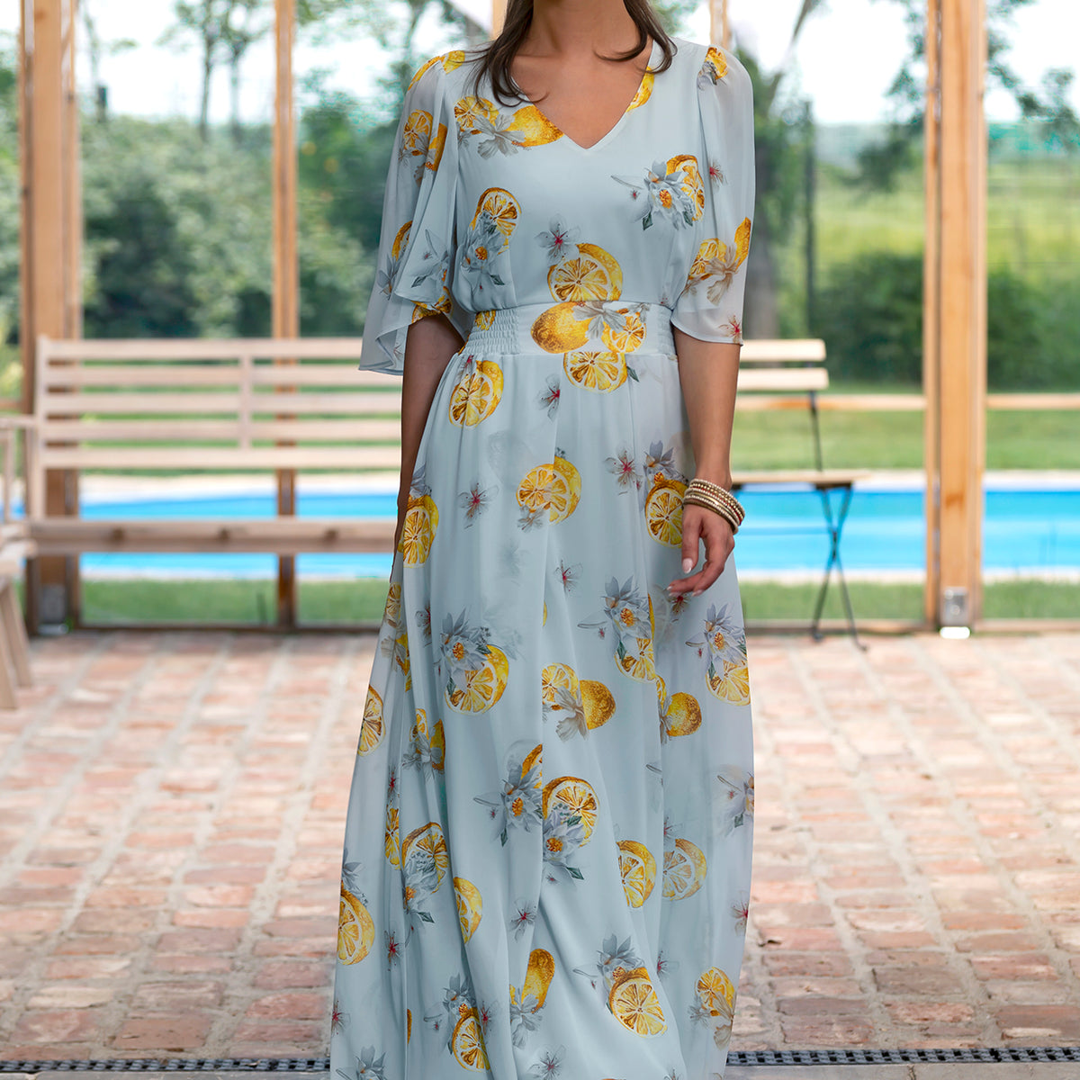 Rochie maxi din voal bleu ciel cu imprimeu mediteranean cu lămâi ...