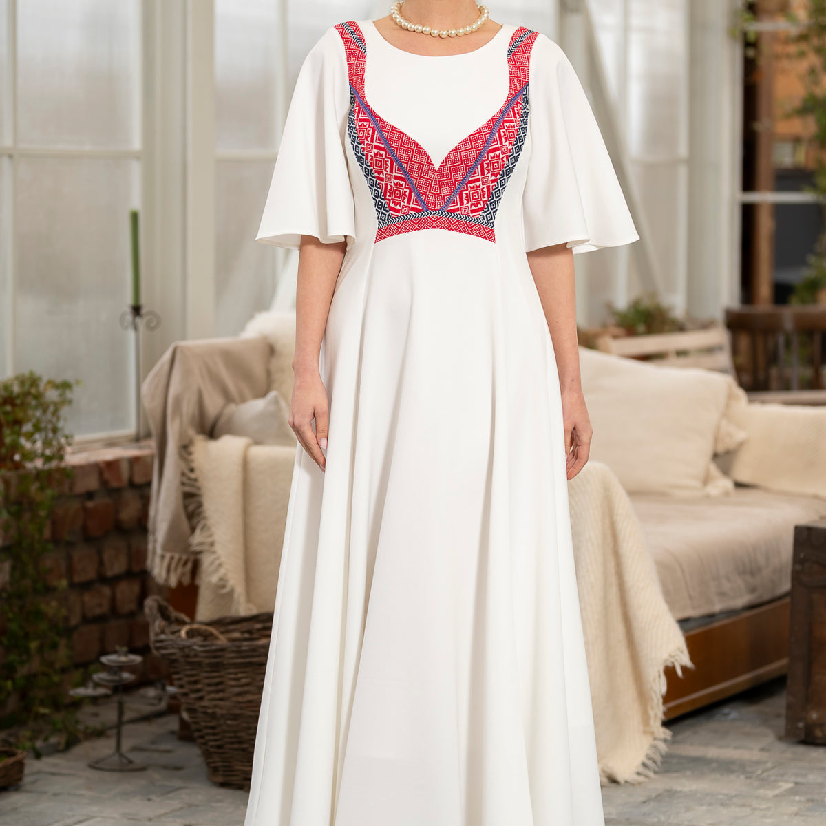 Rochie lungă albă cu pieptar tradițional țesut roșu – Iiana Sanziana