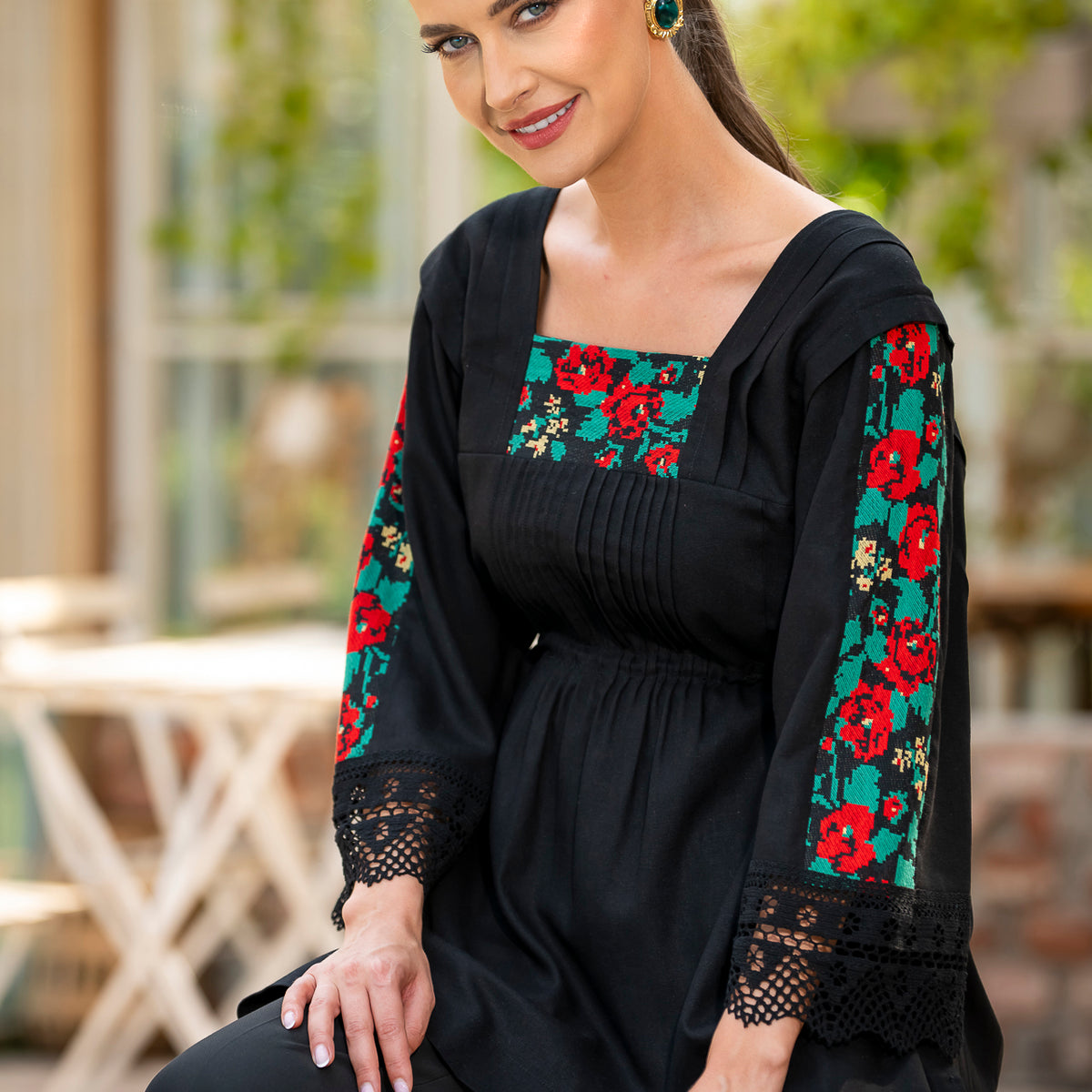 Bluză stilizată din in cu dantelă tradițională și jacquard țesut ...